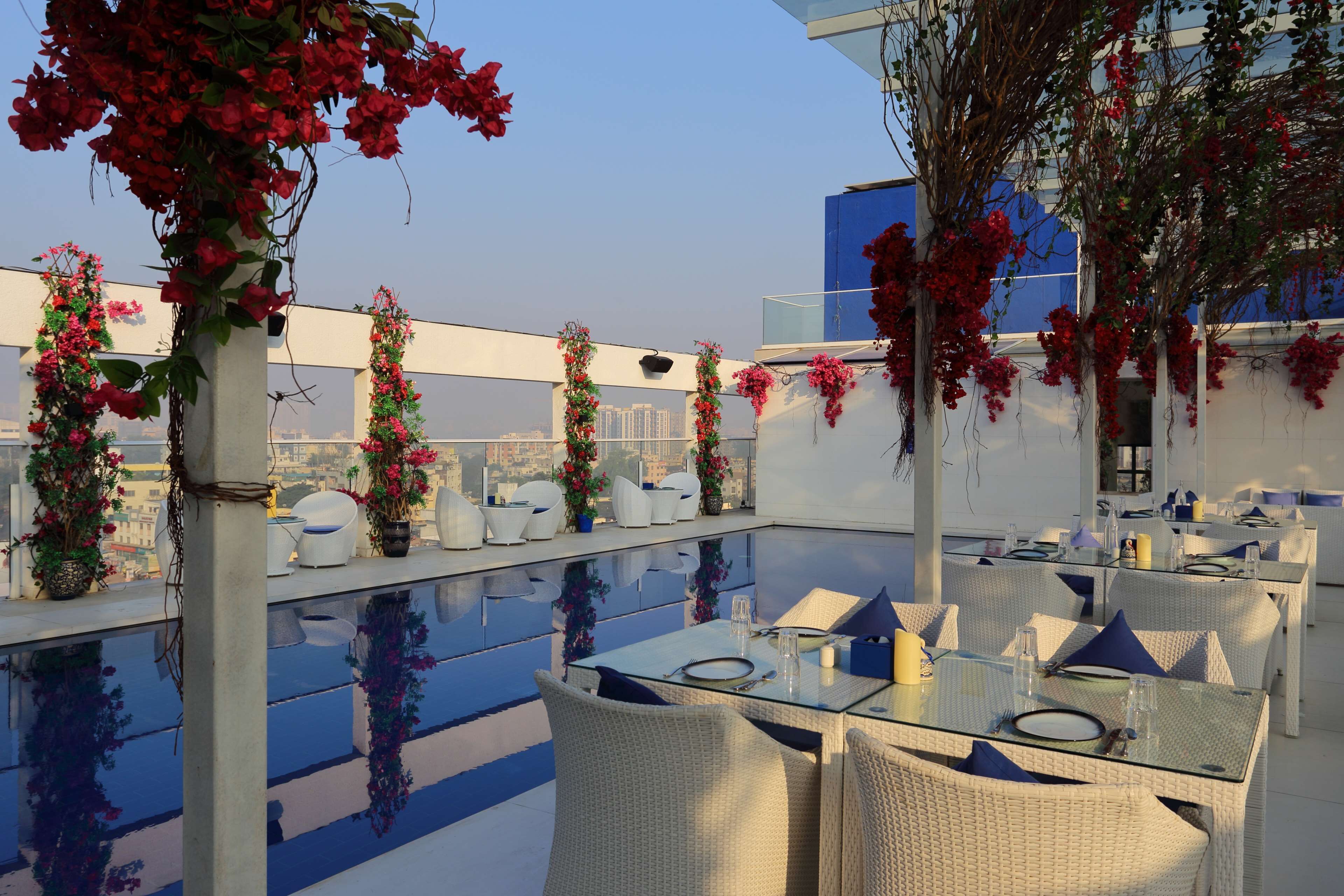 2 restaurantes, com serviço de café da manhã e almoço; culinária indiana