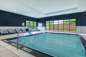 Piscina interna, funciona das 6h às 22h, espreguiçadeiras