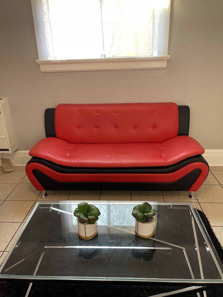 Lion’s Den One Bedroom - Los Angeles, CA