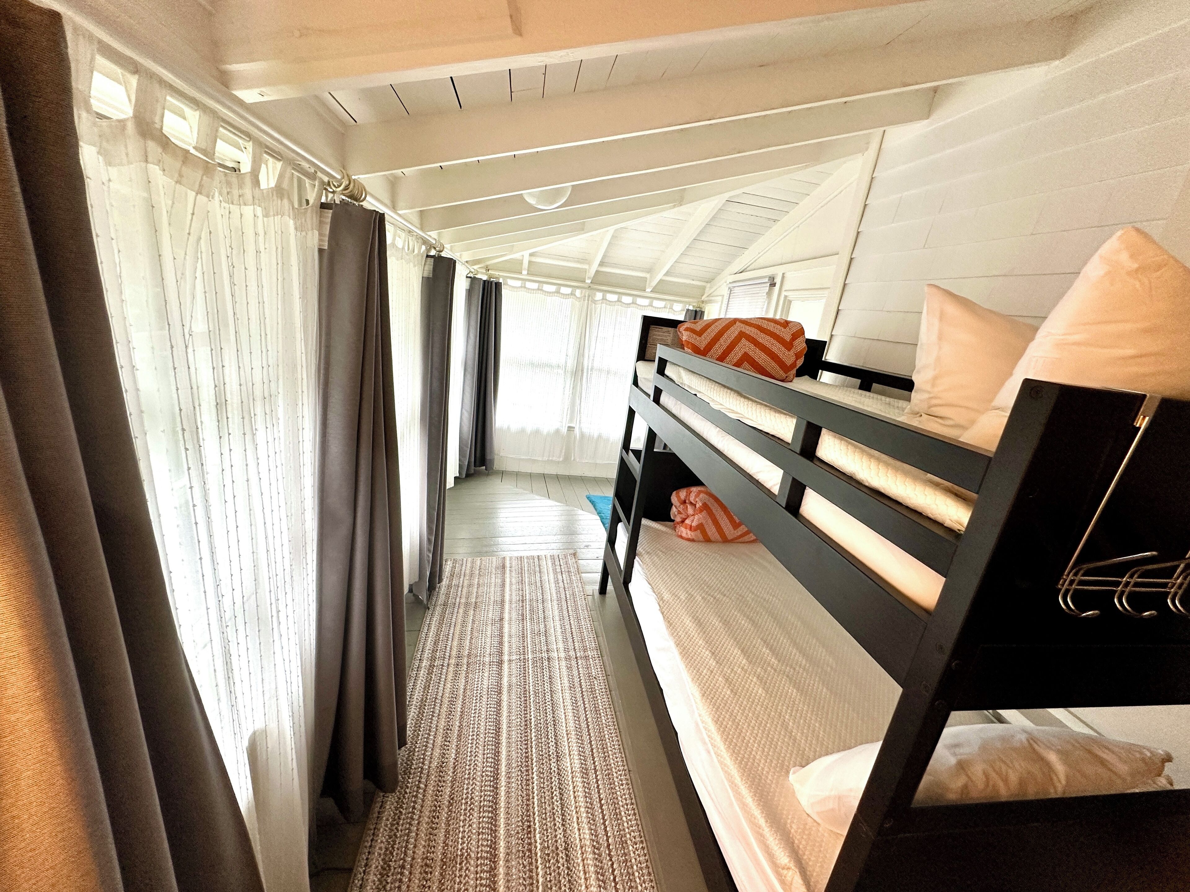 Air Conditioned Oak Bluffs Waterview Victorian. Steps From Beach. Big Porch. - Oak Bluffs, MA