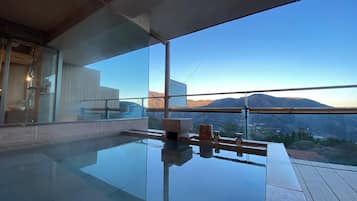 Suite de Luxo, não fumadores, vista para a montanha | Casa de banho | Um polibã e uma banheira separados, banheira de água mineral