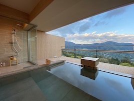 Suíte standard, para não fumantes, vista para a montanha | Banheiro | Banheira e chuveiro separados, banheiras de fontes termais