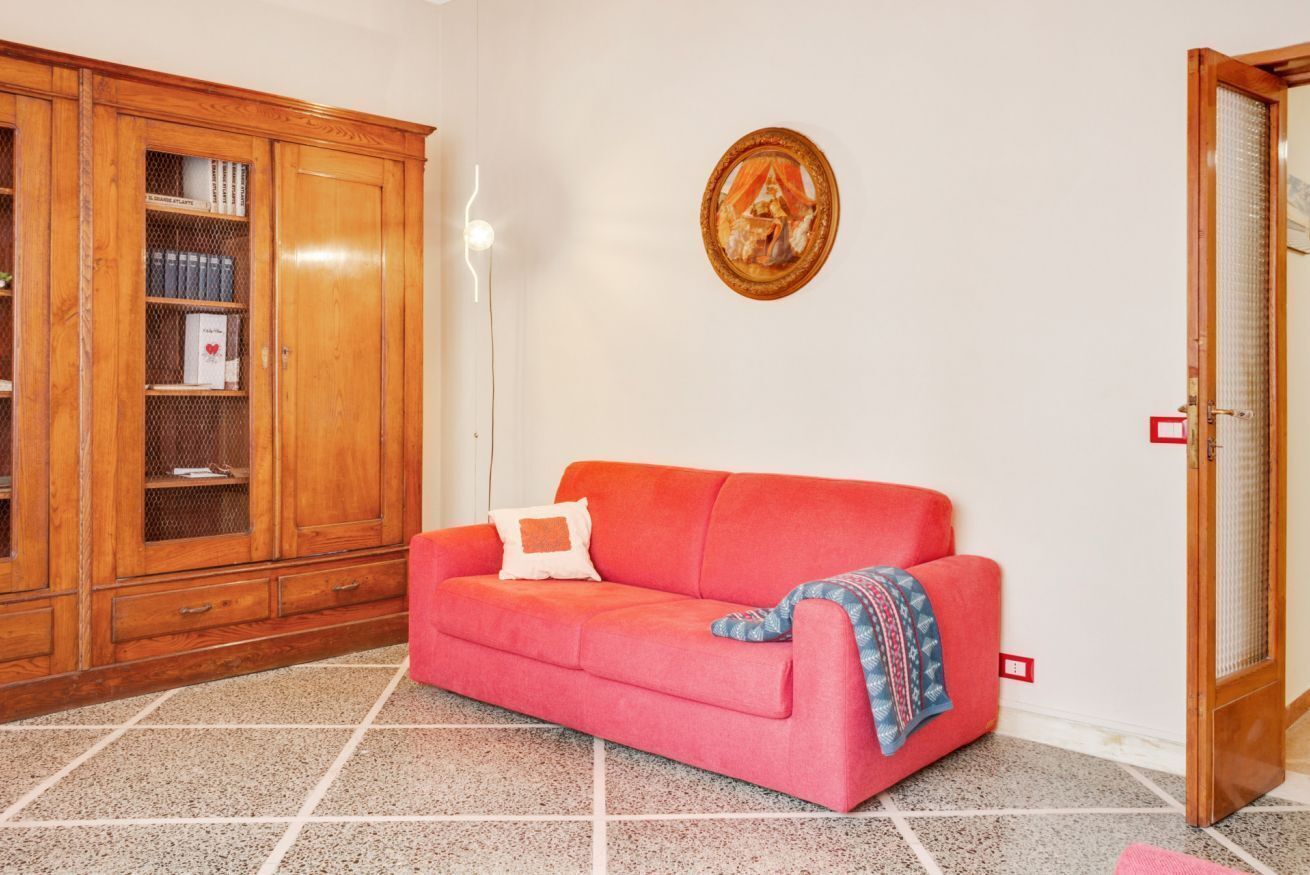 Comfortable And Cozy Apartment Of About 80 Square Meters, Able To Accommodate Up To 5 People, Located On The Raised Ground Floor Of A 1950s Building (7 Steps To Access The Apartment). The Accommodation, Whose Decor Recalls The Works Of Keith Haring, Is L - Pisa