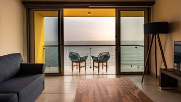 Suíte, 1 cama King, para não fumantes, vista para o oceano (Living Room;with Sofabed) | Comodidades do quarto