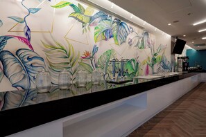 Serviço de café da manhã, almoço, jantar; vistas para a piscina