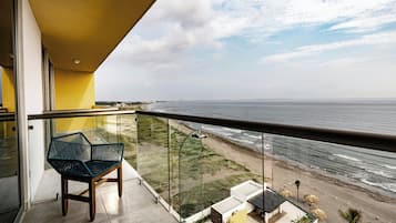 Suíte, 1 cama King e sofá-cama, vista para o oceano | Frigobar, cofres nos quartos, individualmente decorados, escrivaninha