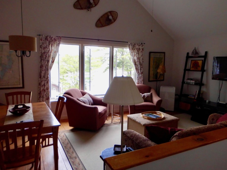 Beautifully Appointed Lake-view Cottage With Dock Access - Fair Haven, VT