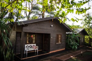 Cabana de Madeira Standard | Roupa de alta qualidade, edredões de penas, camas de colchão pillowtop 