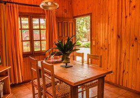 Cabana de Madeira Standard | Roupa de alta qualidade, edredões de penas, camas de colchão pillowtop 