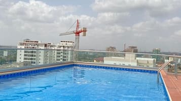 Piscina externa, espreguiçadeiras