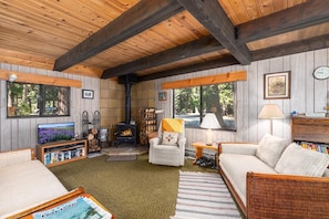 Cabine, várias camas (Wood Stove, Deck & Beach Access  - "M) | Sala