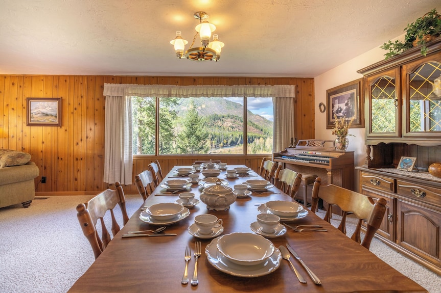 Grandmas Cabin, West Glacier Riverfront Kid/pet Friendly, 1 Mile From Glacier! - Lake McDonald, West Glacier