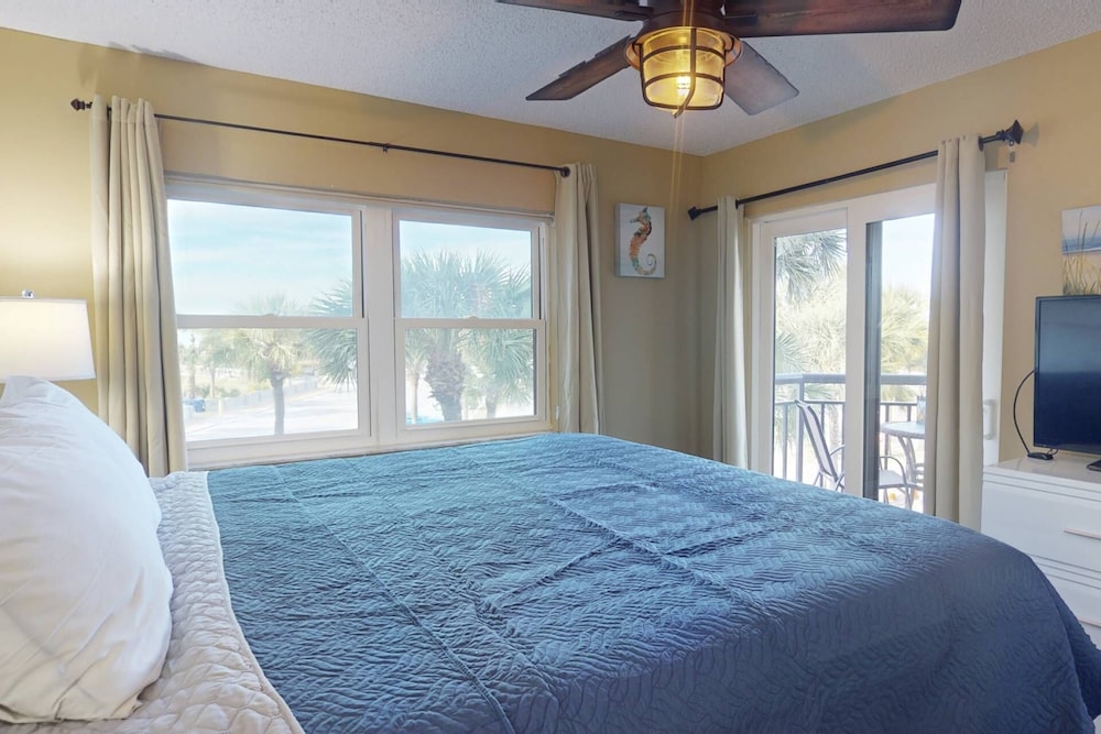 Modern Building In Heart Of St Pete Beach. Heated Pool. Close To Great Restaurants, Bars, Shopping. - South Pasadena, FL