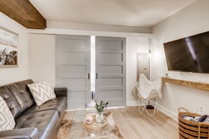 Condo, 1 quarto | Área de estar | Smart TV