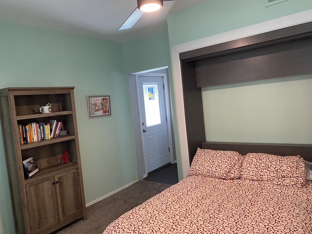 Urban Oasis- Centrally Located- Walkable To Beach - Parma, OH