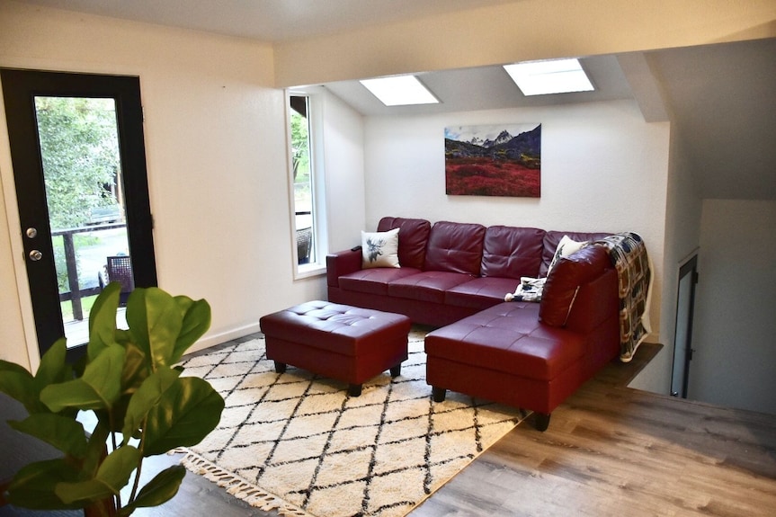 The Raven Lodge In Abbott Loop - Anchorage