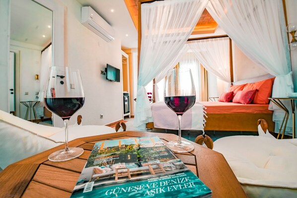 Quarto Duplo Lua de Mel | Sala de estar | Televisor LED de 22 polegadas com canais via satélite, televisor