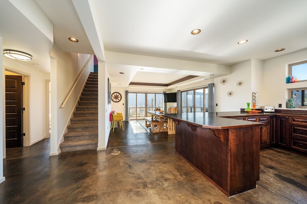Lake Views, Private Hot Tub And Pool And Close To Town - Pet Friendly - Manson, WA