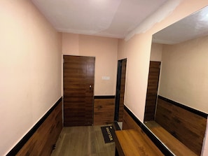 Quarto triplo superior | Cofres nos quartos, escrivaninha, Wi-Fi de cortesia, roupa de cama