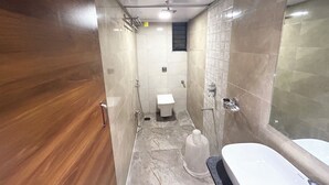 Um banheiro com porta de madeira, vaso sanitário, pia e banheira.