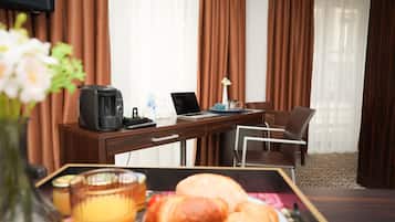 Quarto Triplo Standard | Roupa de alta qualidade, minibar, cofre no quarto, secretária
