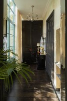 Quarto casal ou duplo design, vista para a cidade | Área de estar | Smart TV 45 polegadas com canais via satélite, TV