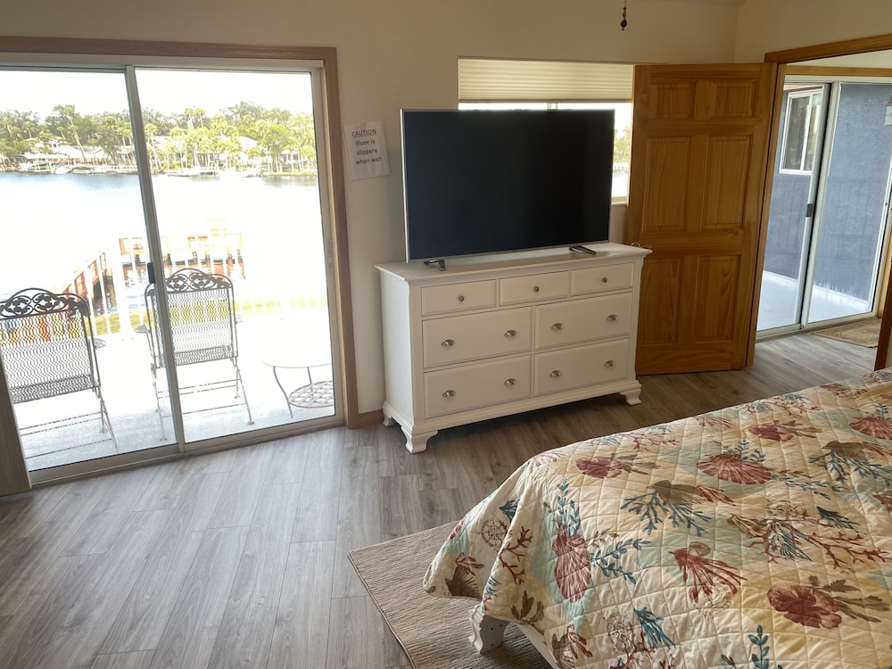 Riverfront Views. Sleeps 12 With Private Dock. - Homosassa