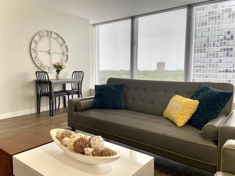 Entire Apartment With King Bed /Traveling Professionals Welcome! Longterm Stays - Detroit, MI