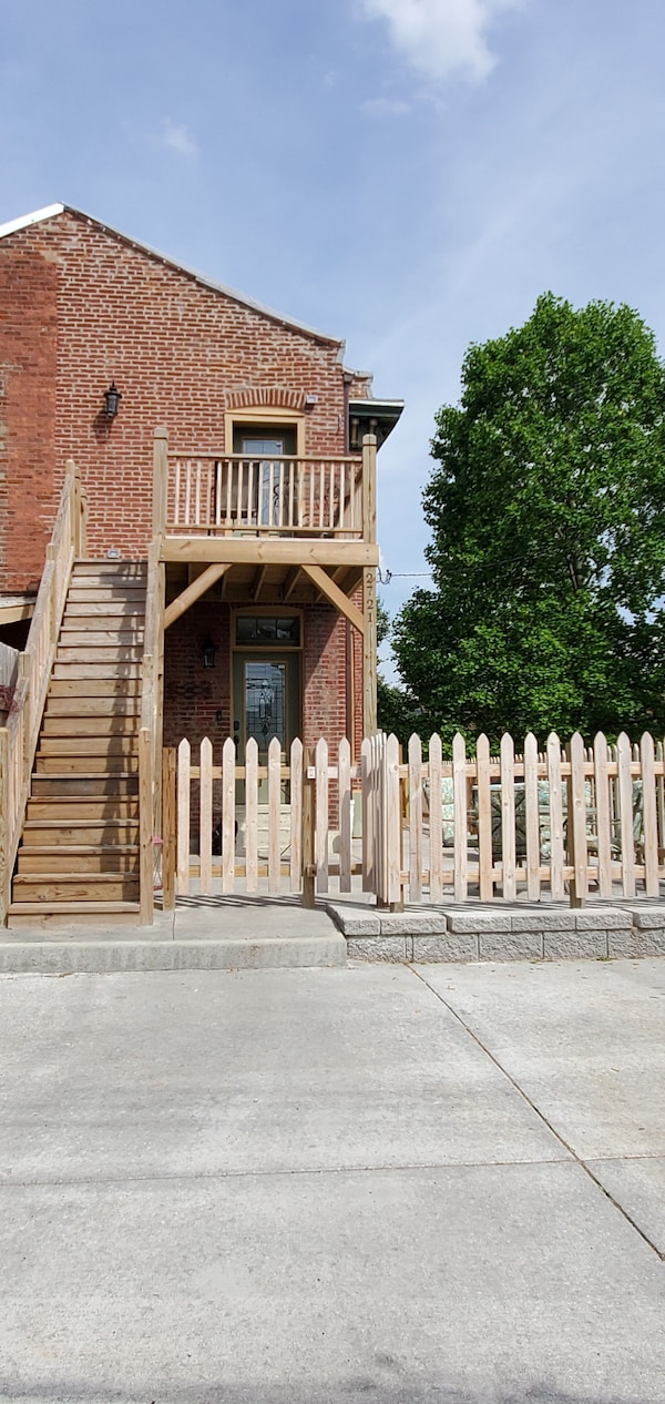 Newly Renovated Luxurious Soulard 2nd Floor Townhome Overlooking Ab Brewery! - St. Louis, MO