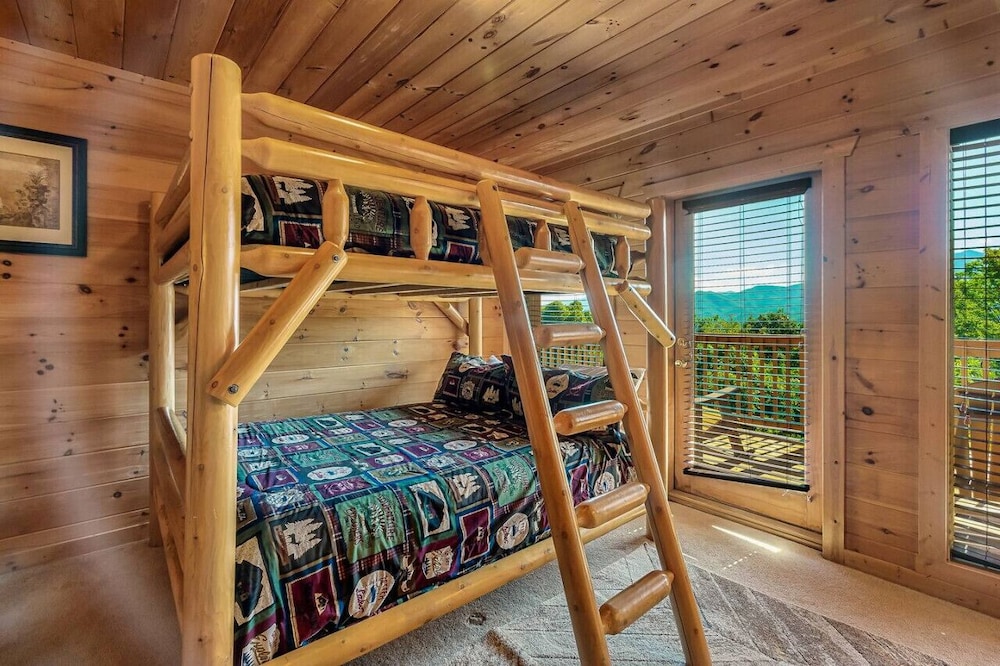 Million $ Views • Theater • Hot Tub • Game Room - Gatlinburg, TN