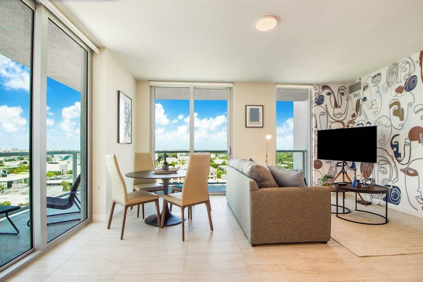 One Bedroom Condo King Bed With City Views - Key Biscayne, FL