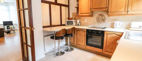 Casa de Campo | Cozinha privada | Um frigorífico, uma torradeira, utensílios de cozinha