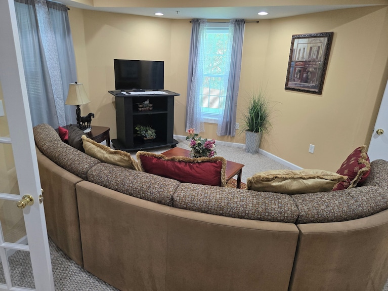 Beautiful 1br Walkout Fenced & Gated Villa, Onsite Parking, Pet Friendly-2+acres - Maryland