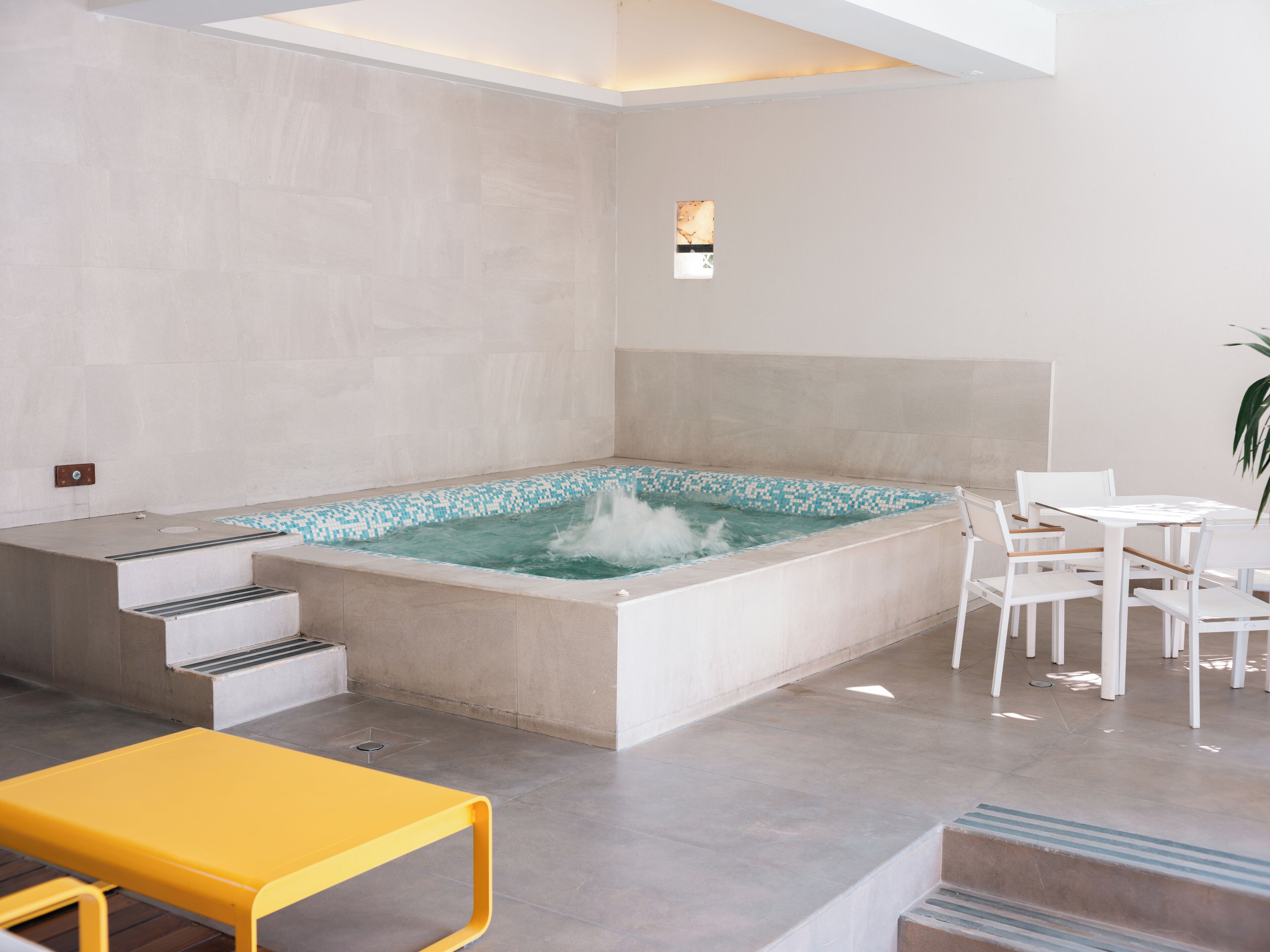 Piscina externa, espreguiçadeiras