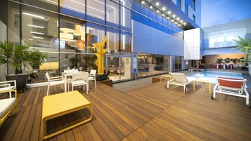 Piscina exterior, espreguiçadeiras 