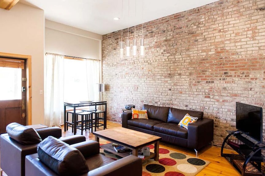 * Best Location On The Wine Trail! * Hiking Trail 1 Min Away * Wi-fi * - Illinois