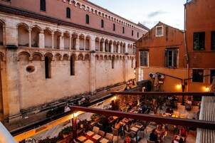 Quarto Design, 1 cama queen-size, casa de banho privativa, Vista para a cidade | Vista para a cidade