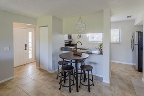 Apartamento, 2 quartos, 2 casas de banho | Refeições no quarto