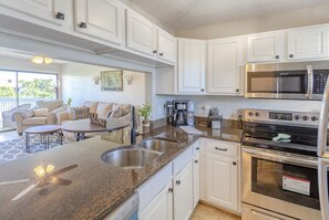 Apartamento, 1 quarto, varanda | Cozinha privada | Um frigorífico, um micro-ondas, um forno, uma máquina de lavar louça 