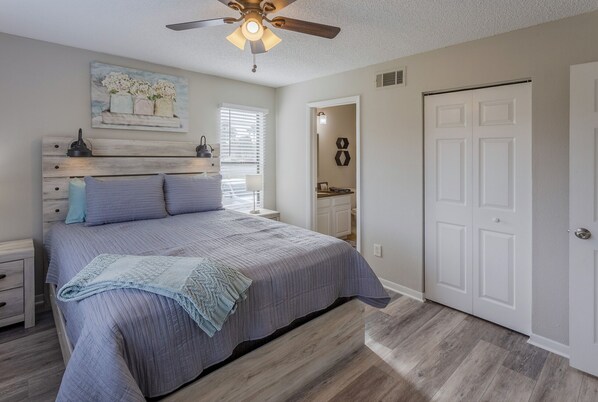 Apartamento, 2 quartos, 2 banheiros | 2 quartos, individualmente decorados, roupa de cama