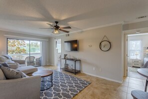 Apartamento, 2 quartos, 2 banheiros | Sala de estar