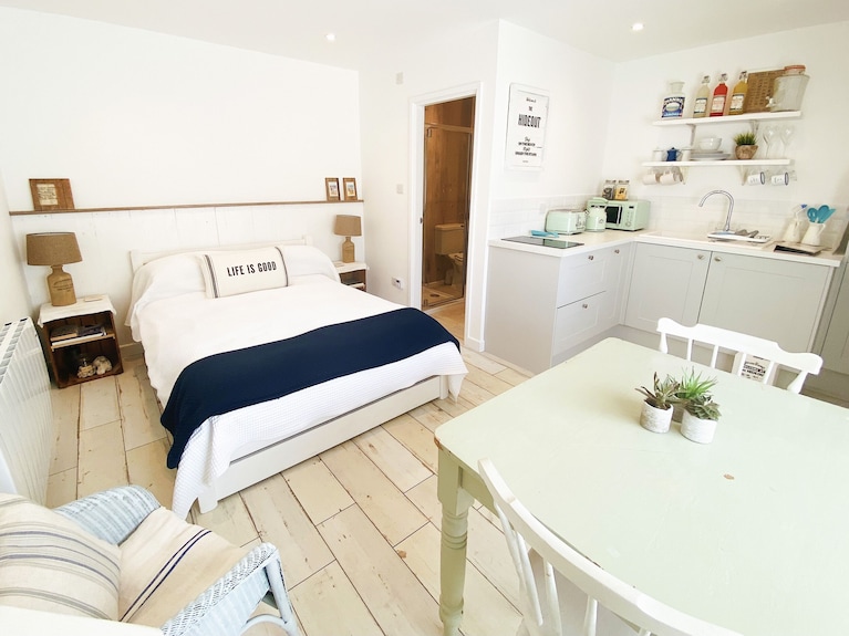 The Hideout, Pet Friendly, Country Holiday Cottage In Selsey - West Wittering