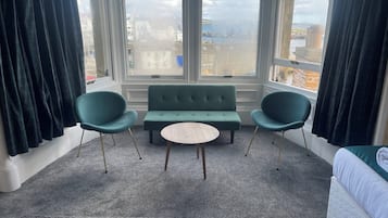 Quarto triplo luxo | Escrivaninha, espaço de trabalho para notebook, Wi-Fi de cortesia