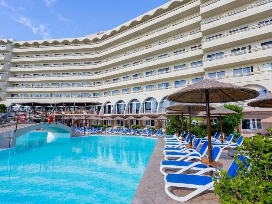 Piscina exterior sazonal, da(s) 10:00 à(s) 18:00, guarda-sóis