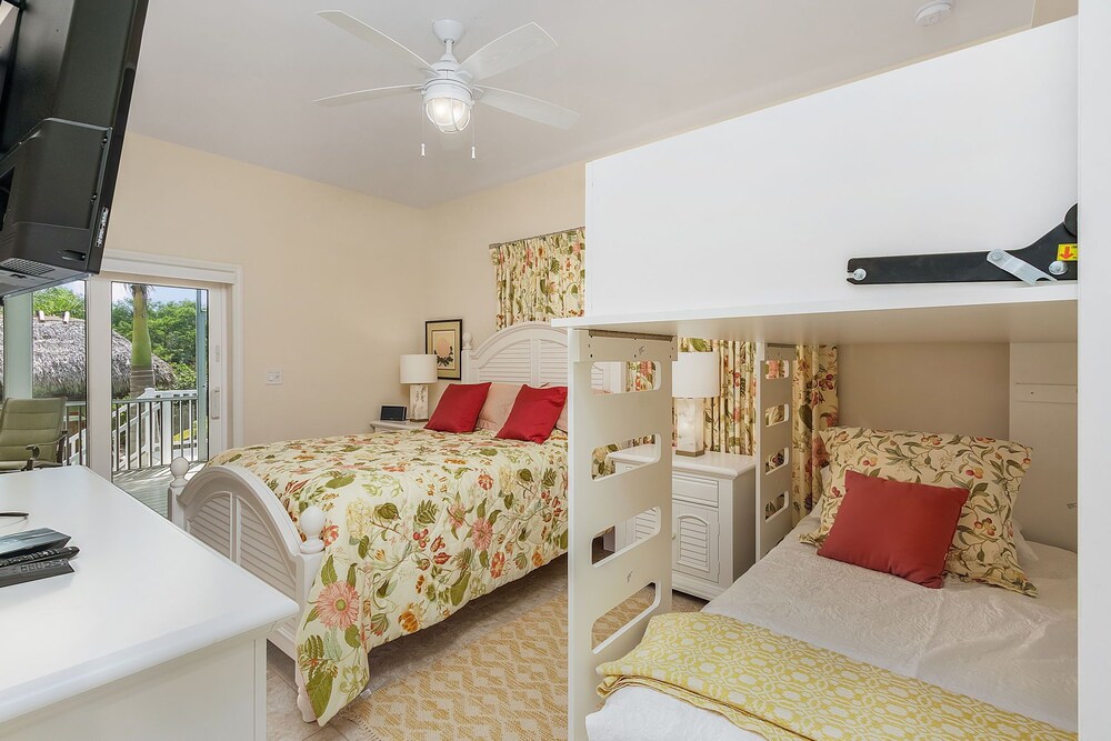 Reel Paradise! 2/2 With So Much Waterfront! Boat Lift Included! - Sanibel, FL