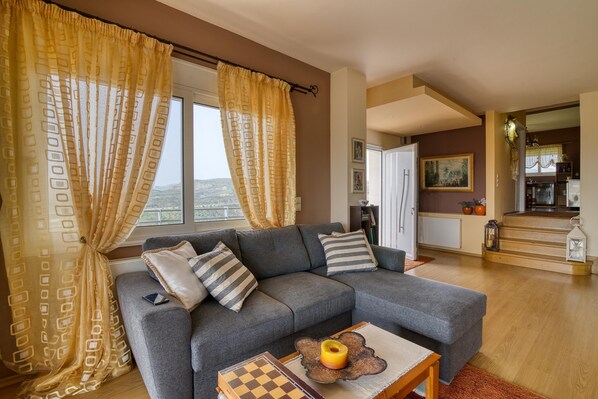 Casa Familiar, vários quartos, junto à montanha (The House Olympia) | Sala de estar | Televisor de ecrã plano de 21 polegadas com canais por cabo, televisor 