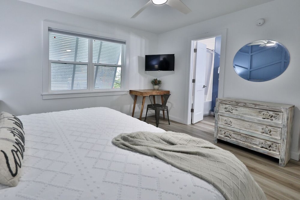 Newly Renovated 4br 3ba Home (Short Walk To The Beach) - Panama City, FL