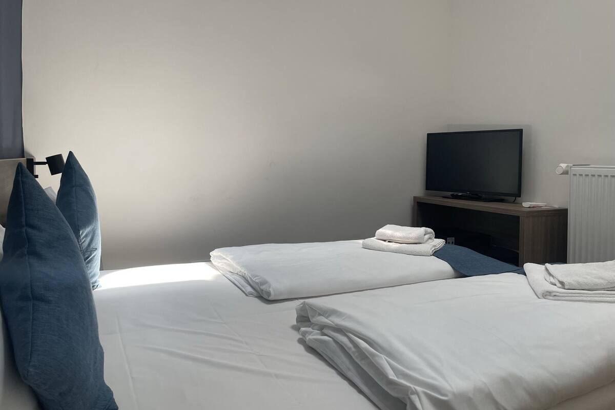 Cofre no quarto, secretária