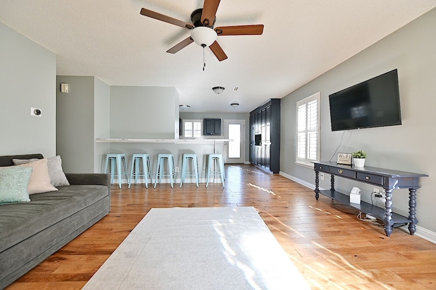 Clean Spacious Home | 3 Bedrooms | Close To Airport - Indiana (State)