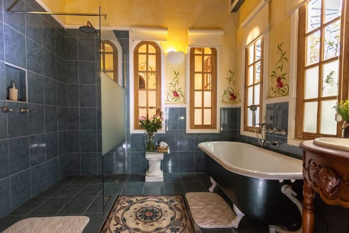 Quarto Familiar | Casa de banho | Toalhas fornecidas, sabão, champô, papel higiénico